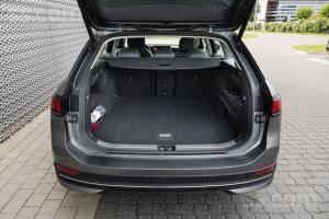 Pelēks Volkswagen passat-variant 2024 Rīga, ar dzinēja tilpumu 1.50 L un nobraukumu 60 tūkst. km par 29900 €, foto 36 vietnē AUTOMOTO.COM.LV