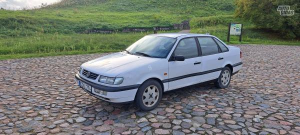 White Volkswagen Passat 1994 in Druskininkai, with an engine capacity of 1.90 L and mileage of 420 thousand km for 420 €, photo 3 on AUTOMOTO.COM.LV