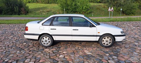 White Volkswagen Passat 1994 in Druskininkai, with an engine capacity of 1.90 L and mileage of 420 thousand km for 420 €, photo 5 on AUTOMOTO.COM.LV