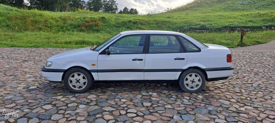 White Volkswagen Passat 1994 in Druskininkai, with an engine capacity of 1.90 L and mileage of 420 thousand km for 420 €, photo 6 on AUTOMOTO.COM.LV