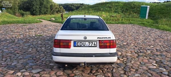 White Volkswagen Passat 1994 in Druskininkai, with an engine capacity of 1.90 L and mileage of 420 thousand km for 420 €, photo 9 on AUTOMOTO.COM.LV