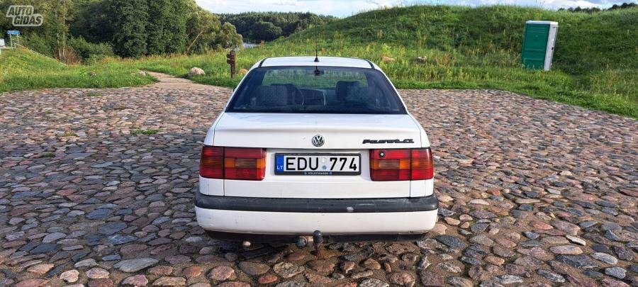 White Volkswagen Passat 1994 in Druskininkai, with an engine capacity of 1.90 L and mileage of 420 thousand km for 420 €, photo 9 on AUTOMOTO.COM.LV
