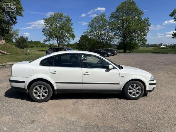 White Volkswagen Passat 2001 in Kaunas, with an engine capacity of 1.90 L and mileage of 305 thousand km for 1280 €, photo 4 on AUTOMOTO.COM.LV