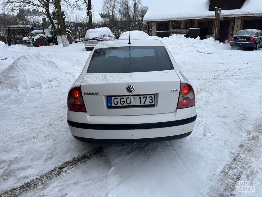 White Volkswagen Passat 2003 in Siauliai, with an engine capacity of 1.90 L and mileage of 380 thousand km for 1400 €, photo 3 on AUTOMOTO.COM.LV