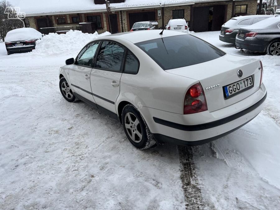 White Volkswagen Passat 2003 in Siauliai, with an engine capacity of 1.90 L and mileage of 380 thousand km for 1400 €, photo 4 on AUTOMOTO.COM.LV