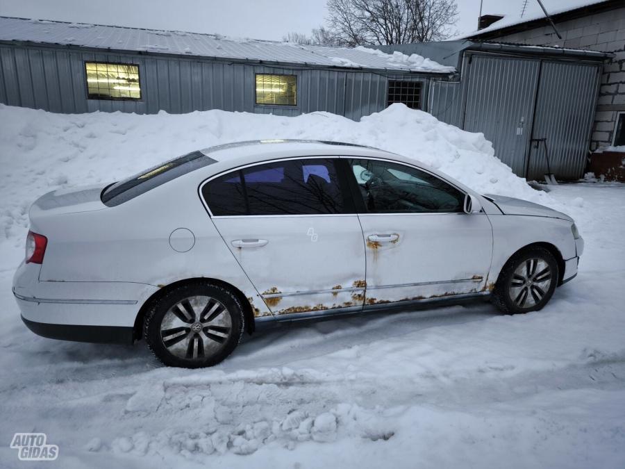 Белый Фольксваген Пассат 2005 в Паневежис, объемом двигателя 2.00 л и пробегом 400 тыс. км за 950 €, фото 7 на AUTOMOTO.COM.LV