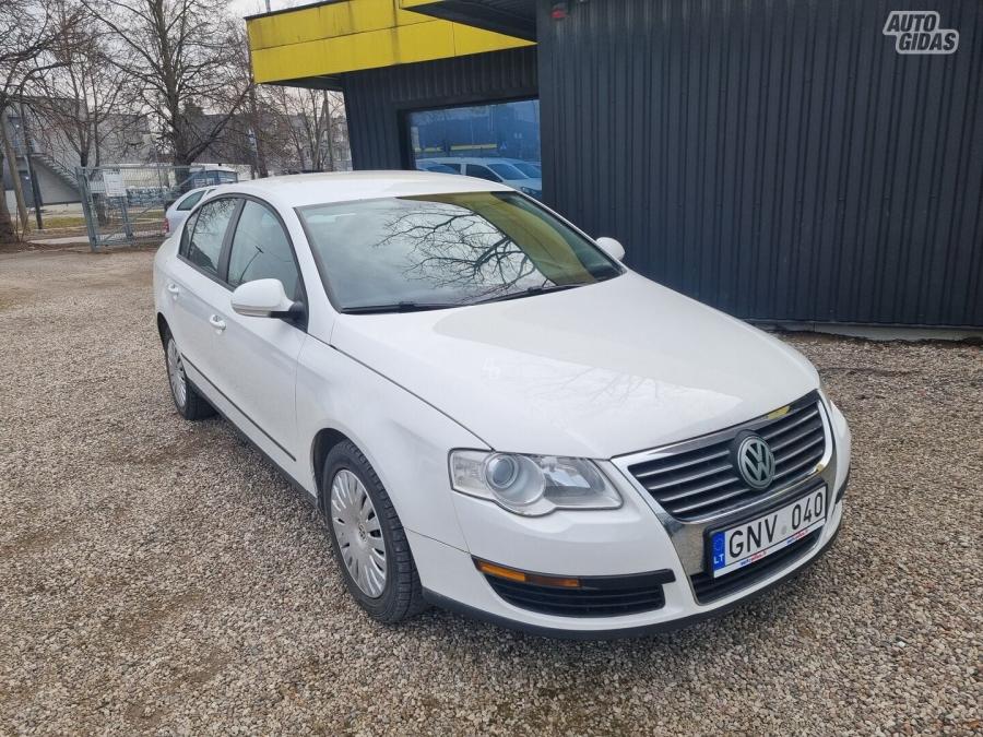 White Volkswagen Passat 2006 in Kaunas, with an engine capacity of 1.90 L and mileage of 235 thousand km for 1150 €, photo 1 on AUTOMOTO.COM.LV