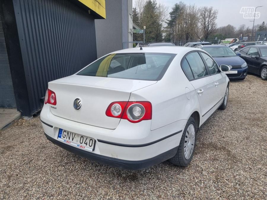 White Volkswagen Passat 2006 in Kaunas, with an engine capacity of 1.90 L and mileage of 235 thousand km for 1150 €, photo 2 on AUTOMOTO.COM.LV