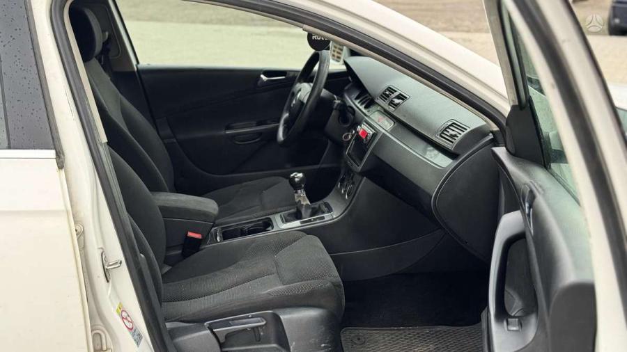Balts Volkswagen Passat 2006 Radviliškis, ar dzinēja tilpumu 1.90 L un nobraukumu 345 tūkst. km par 995 €, foto 12 vietnē AUTOMOTO.COM.LV