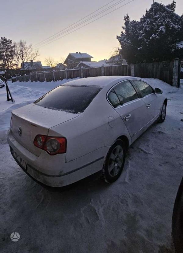 White Volkswagen Passat 2008 in Kaunas, with an engine capacity of 1.90 L and mileage of 304 thousand km for 2000 €, photo 5 on AUTOMOTO.COM.LV