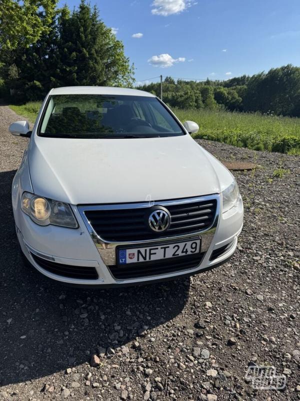 White Volkswagen Passat 2008 in Kaunas, with an engine capacity of 1.90 L and mileage of 310 thousand km for 1850 €, photo 6 on AUTOMOTO.COM.LV