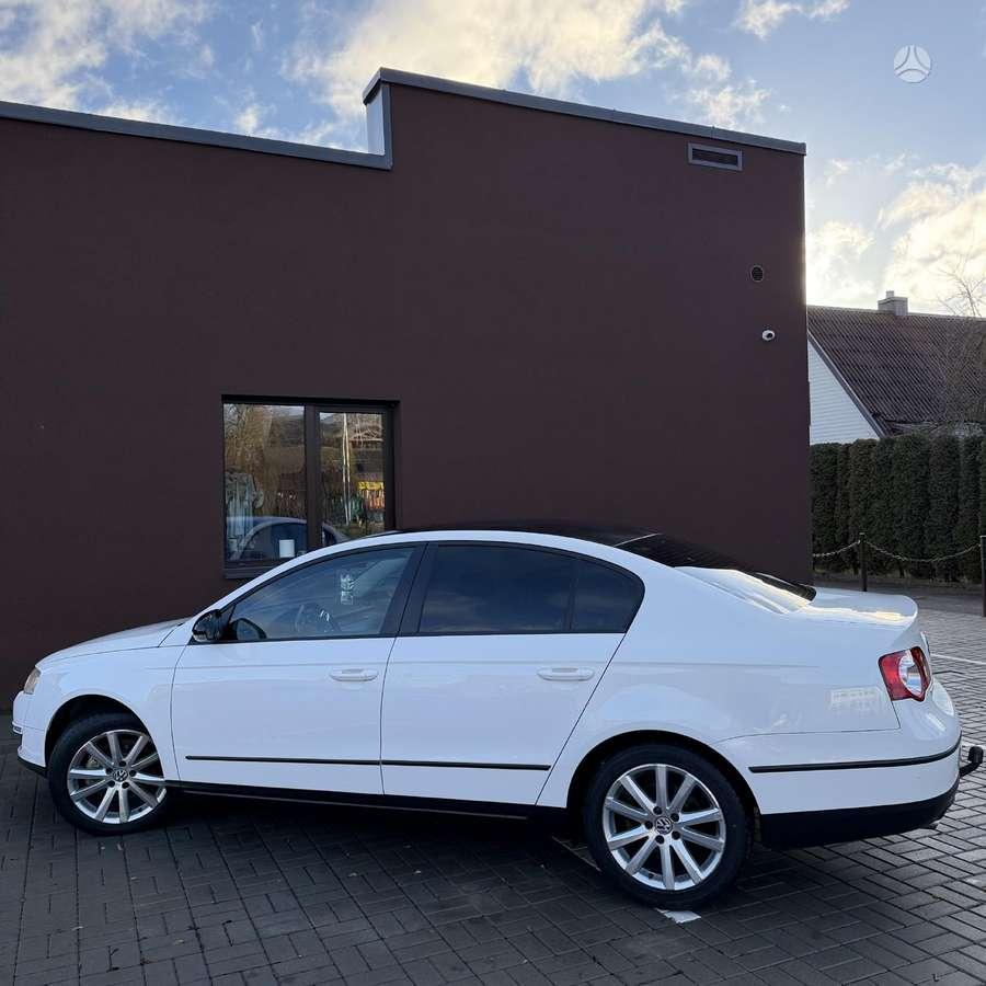 White Volkswagen Passat 2009 in Kaisiadorys, with an engine capacity of 1.97 L and mileage of 300 thousand km for 2450 €, photo 8 on AUTOMOTO.COM.LV
