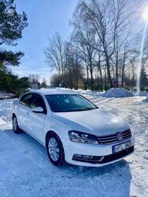 Balts Volkswagen Passat 2011 Kelmė, ar dzinēja tilpumu 1.60 L un nobraukumu 300 tūkst. km par 4200 €, foto  vietnē AUTOMOTO.COM.LV