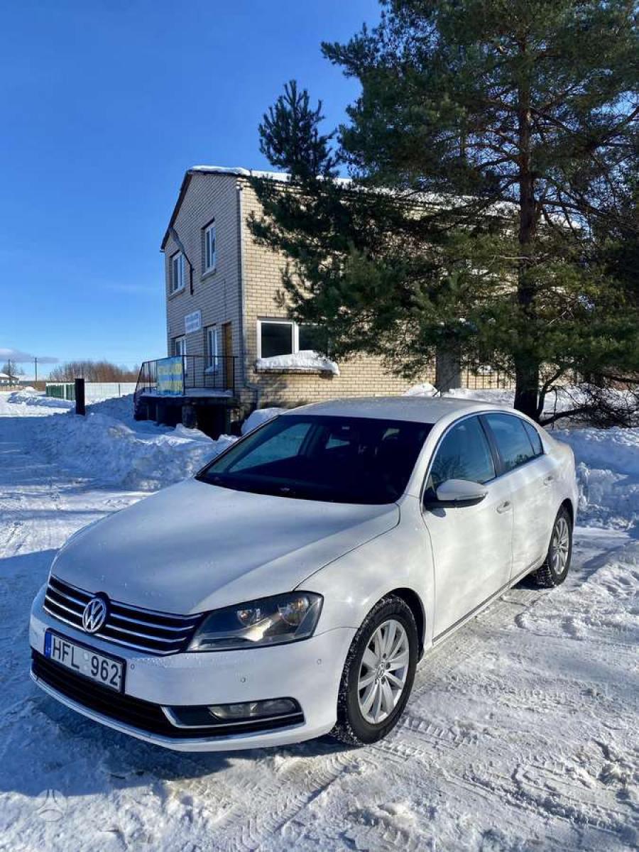 White Volkswagen Passat 2011 in Kelme, with an engine capacity of 1.60 L and mileage of 300 thousand km for 4200 €, photo 2 on AUTOMOTO.COM.LV