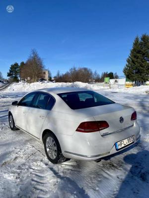 White Volkswagen Passat 2011 in Kelme, with an engine capacity of 1.60 L and mileage of 300 thousand km for 4200 €, photo 3 on AUTOMOTO.COM.LV