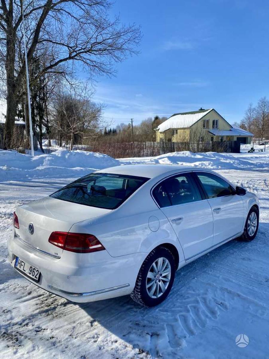 White Volkswagen Passat 2011 in Kelme, with an engine capacity of 1.60 L and mileage of 300 thousand km for 4200 €, photo 4 on AUTOMOTO.COM.LV