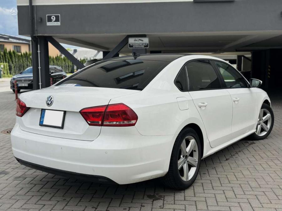 White Volkswagen Passat 2012 in Kaunas, with an engine capacity of 2.48 L and mileage of 290 thousand km for 2650 €, photo 4 on AUTOMOTO.COM.LV