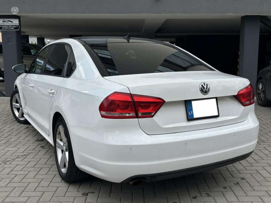 White Volkswagen Passat 2012 in Kaunas, with an engine capacity of 2.48 L and mileage of 290 thousand km for 2650 €, photo 9 on AUTOMOTO.COM.LV