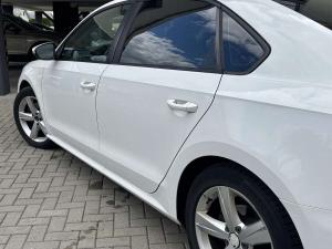 White Volkswagen Passat 2012 in Kaunas, with an engine capacity of 2.48 L and mileage of 290 thousand km for 2650 €, photo 10 on AUTOMOTO.COM.LV