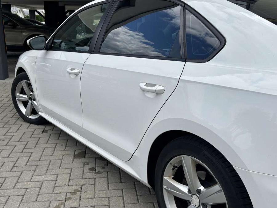 White Volkswagen Passat 2012 in Kaunas, with an engine capacity of 2.48 L and mileage of 290 thousand km for 2650 €, photo 10 on AUTOMOTO.COM.LV