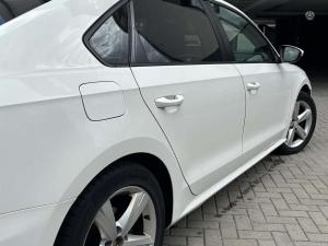 White Volkswagen Passat 2012 in Kaunas, with an engine capacity of 2.48 L and mileage of 290 thousand km for 2650 €, photo 11 on AUTOMOTO.COM.LV