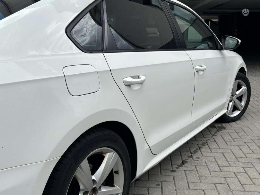 White Volkswagen Passat 2012 in Kaunas, with an engine capacity of 2.48 L and mileage of 290 thousand km for 2650 €, photo 11 on AUTOMOTO.COM.LV