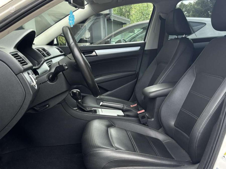 White Volkswagen Passat 2012 in Kaunas, with an engine capacity of 2.48 L and mileage of 290 thousand km for 2650 €, photo 12 on AUTOMOTO.COM.LV
