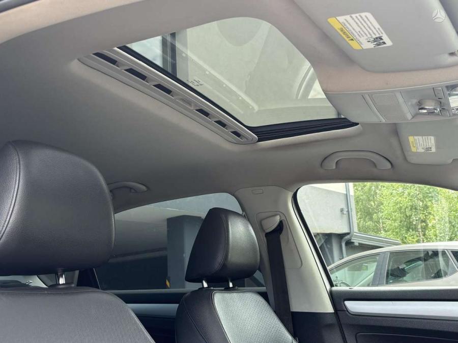 White Volkswagen Passat 2012 in Kaunas, with an engine capacity of 2.48 L and mileage of 290 thousand km for 2650 €, photo 17 on AUTOMOTO.COM.LV