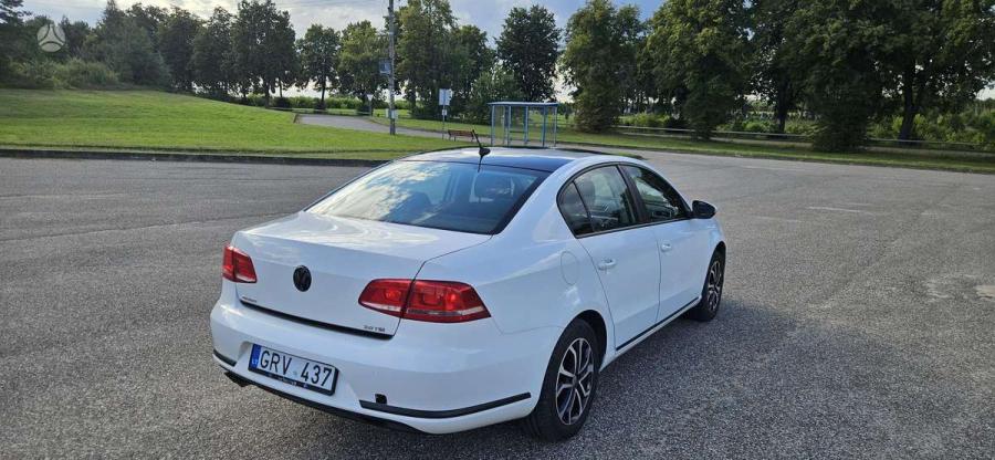 White Volkswagen Passat 2013 in Vilnius, with an engine capacity of 1.98 L and mileage of 330 thousand km for 5500 €, photo 10 on AUTOMOTO.COM.LV
