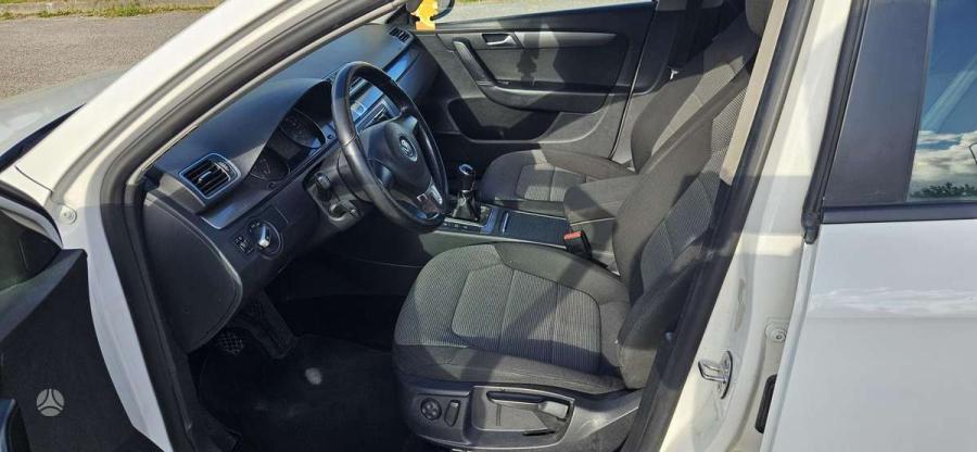 White Volkswagen Passat 2013 in Vilnius, with an engine capacity of 1.98 L and mileage of 330 thousand km for 5500 €, photo 15 on AUTOMOTO.COM.LV
