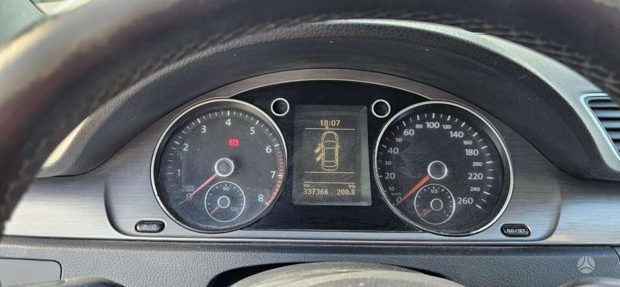 White Volkswagen Passat 2013 in Vilnius, with an engine capacity of 1.98 L and mileage of 330 thousand km for 5500 €, photo 17 on AUTOMOTO.COM.LV