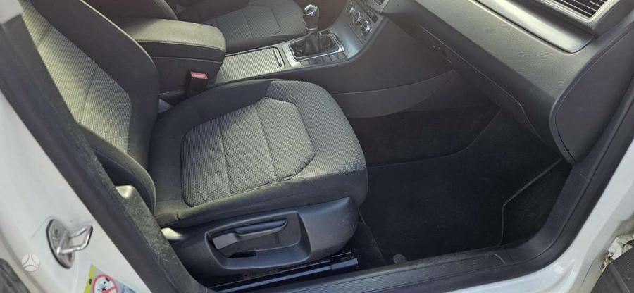 White Volkswagen Passat 2013 in Vilnius, with an engine capacity of 1.98 L and mileage of 330 thousand km for 5500 €, photo 18 on AUTOMOTO.COM.LV