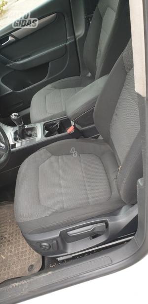 White Volkswagen Passat 2014 in Vilnius, with an engine capacity of 2.00 L and mileage of 296 thousand km for 500 €, photo 10 on AUTOMOTO.COM.LV