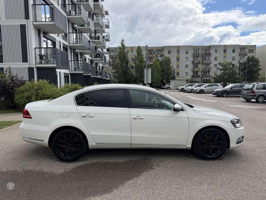 White Volkswagen Passat 2014 in Vilnius, with an engine capacity of 1.97 L and mileage of 335 thousand km for 4500 €, photo 9 on AUTOMOTO.COM.LV