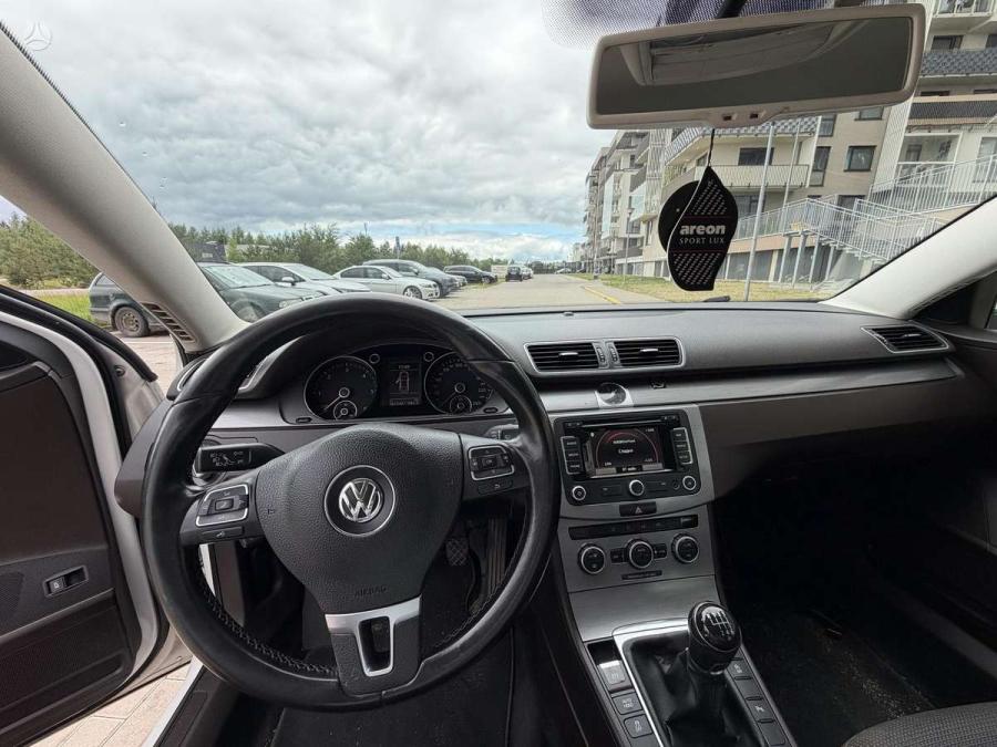 White Volkswagen Passat 2014 in Vilnius, with an engine capacity of 1.97 L and mileage of 335 thousand km for 4500 €, photo 10 on AUTOMOTO.COM.LV