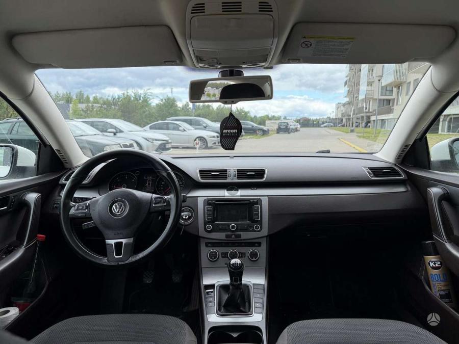 White Volkswagen Passat 2014 in Vilnius, with an engine capacity of 1.97 L and mileage of 335 thousand km for 4500 €, photo 11 on AUTOMOTO.COM.LV