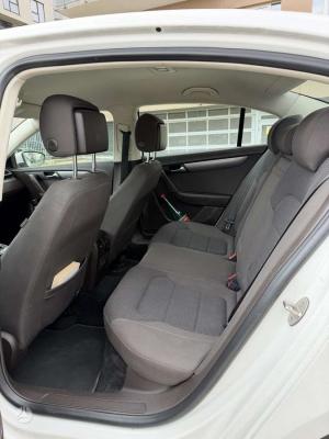 White Volkswagen Passat 2014 in Vilnius, with an engine capacity of 1.97 L and mileage of 335 thousand km for 4500 €, photo 12 on AUTOMOTO.COM.LV