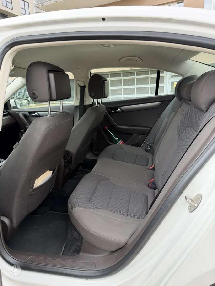 White Volkswagen Passat 2014 in Vilnius, with an engine capacity of 1.97 L and mileage of 335 thousand km for 4500 €, photo 12 on AUTOMOTO.COM.LV
