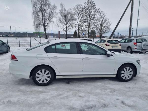 White Volkswagen Passat 2015 in Taurage, with an engine capacity of 1.60 L and mileage of 424 thousand km for 4900 €, photo 4 on AUTOMOTO.COM.LV