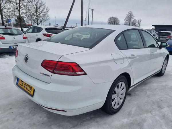 White Volkswagen Passat 2015 in Taurage, with an engine capacity of 1.60 L and mileage of 424 thousand km for 4900 €, photo 5 on AUTOMOTO.COM.LV