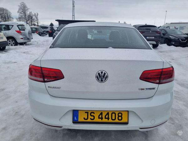 White Volkswagen Passat 2015 in Taurage, with an engine capacity of 1.60 L and mileage of 424 thousand km for 4900 €, photo 6 on AUTOMOTO.COM.LV