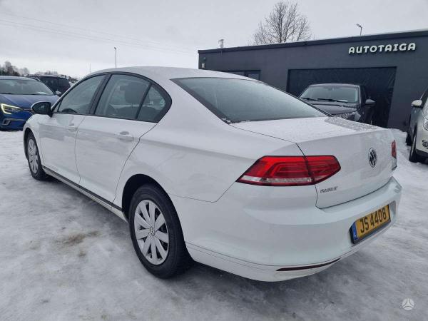 White Volkswagen Passat 2015 in Taurage, with an engine capacity of 1.60 L and mileage of 424 thousand km for 4900 €, photo 7 on AUTOMOTO.COM.LV