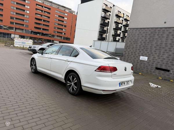 White Volkswagen Passat 2016 in Vilnius, with an engine capacity of 1.60 L and mileage of 295 thousand km for 8900 €, photo 3 on AUTOMOTO.COM.LV