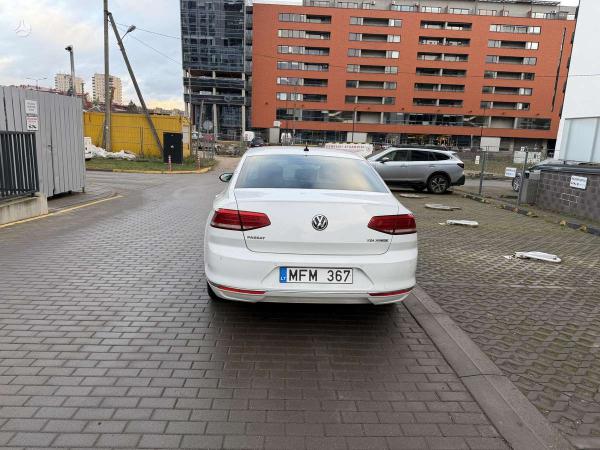 White Volkswagen Passat 2016 in Vilnius, with an engine capacity of 1.60 L and mileage of 295 thousand km for 8900 €, photo 4 on AUTOMOTO.COM.LV