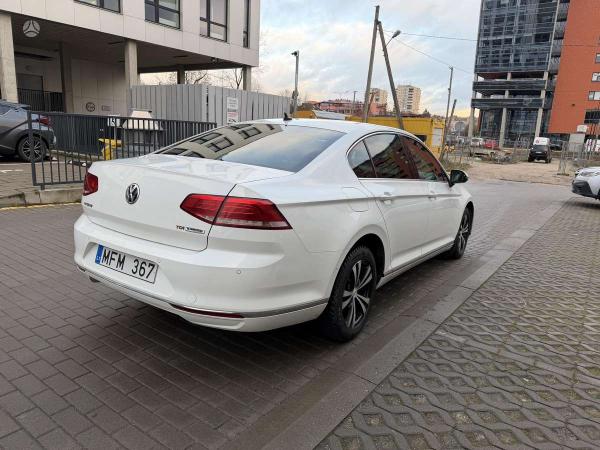 White Volkswagen Passat 2016 in Vilnius, with an engine capacity of 1.60 L and mileage of 295 thousand km for 8900 €, photo 5 on AUTOMOTO.COM.LV