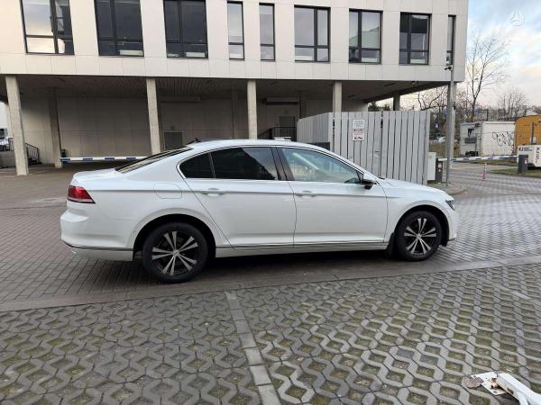 White Volkswagen Passat 2016 in Vilnius, with an engine capacity of 1.60 L and mileage of 295 thousand km for 8900 €, photo 6 on AUTOMOTO.COM.LV