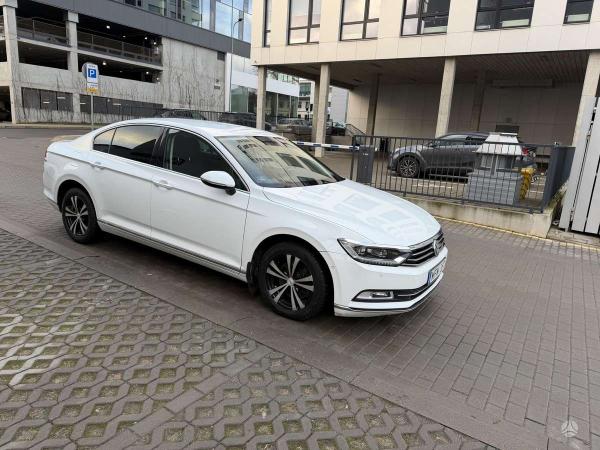White Volkswagen Passat 2016 in Vilnius, with an engine capacity of 1.60 L and mileage of 295 thousand km for 8900 €, photo 7 on AUTOMOTO.COM.LV