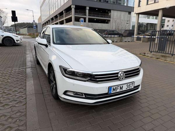 White Volkswagen Passat 2016 in Vilnius, with an engine capacity of 1.60 L and mileage of 295 thousand km for 8900 €, photo 10 on AUTOMOTO.COM.LV
