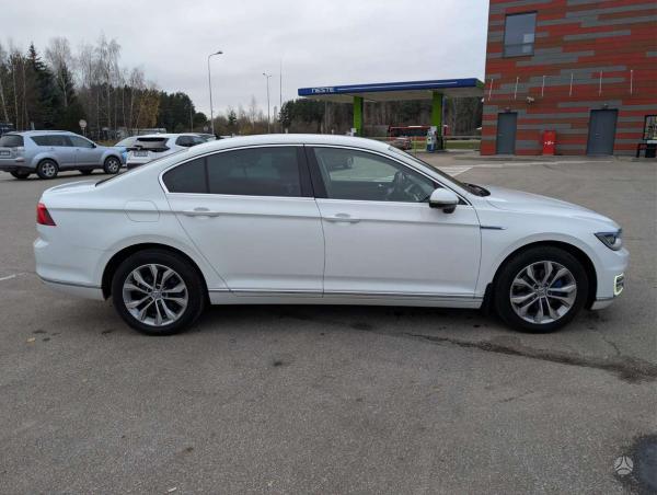 White Volkswagen Passat 2016 in Kaunas, with an engine capacity of 1.40 L and mileage of 244 thousand km for 10450 €, photo 3 on AUTOMOTO.COM.LV