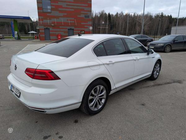 White Volkswagen Passat 2016 in Kaunas, with an engine capacity of 1.40 L and mileage of 244 thousand km for 10450 €, photo 5 on AUTOMOTO.COM.LV